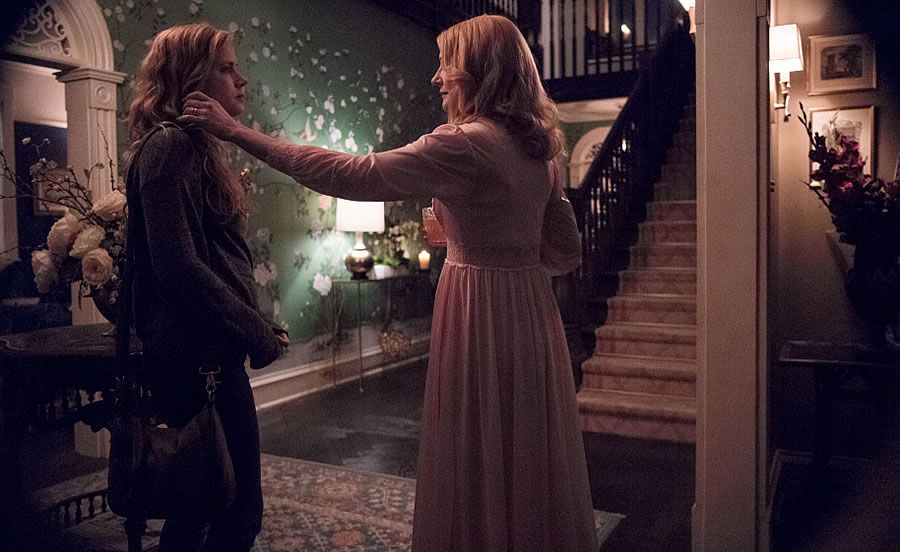 Amy Adams encarna a Camille Preaker de Sharp Objects, novela debut de ...