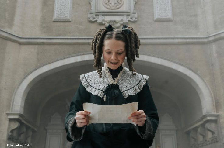 Reseña "La hermanastra fea”: Elvira desafía la belleza en Cenicienta oscura